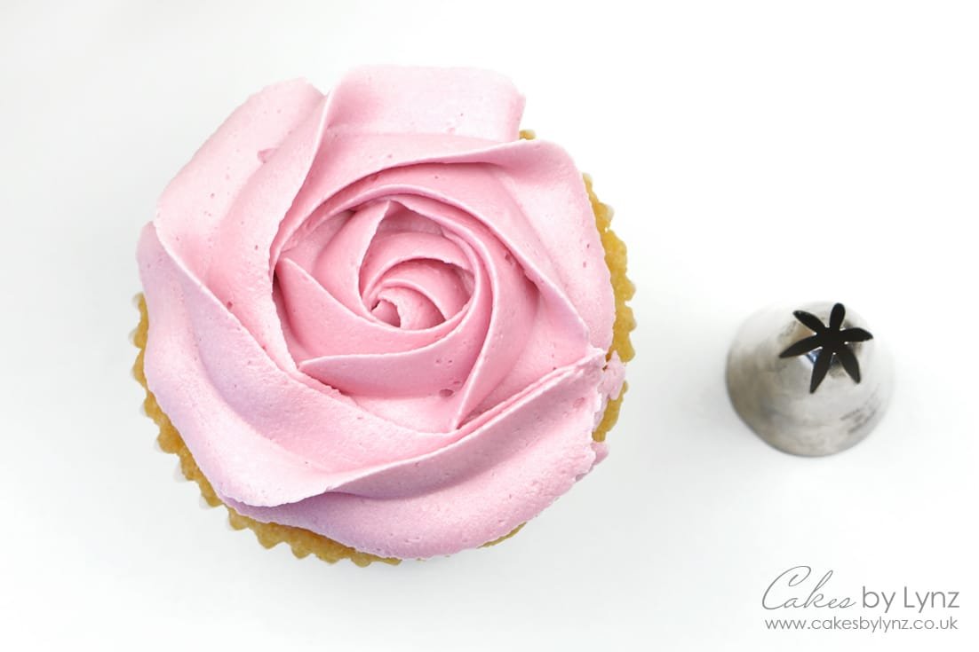 Piping The Perfect Buttercream Swirl - Perfect your piping Skills ...