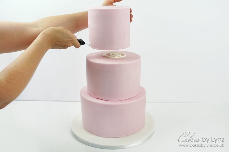 How to stack a tiered cake - Preparing, Doweling & Stacking your cakes ...