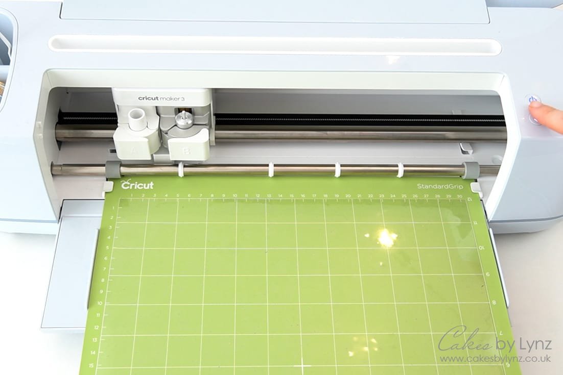 Create a tropical cake stencil with the Cricut Maker 3 - Cakes by Lynz