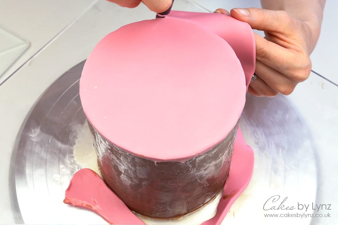 Covering your cakes in fondant using the panelling method - Cakes by Lynz